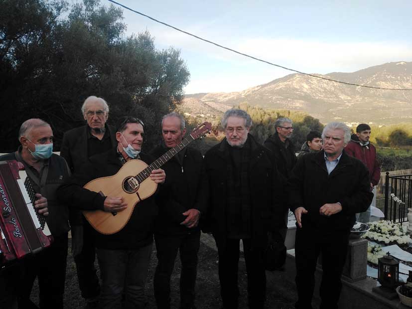 Η παρέα των κανταδόρων τίμησε το Νίκο Δόριζα στην κηδεία του με ...