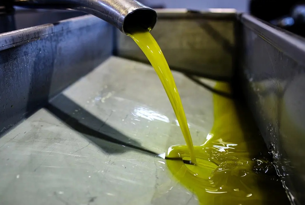 Μεγάλες διαστάσεις στη νόθευση ελαιολάδου – Πληθαίνουν οι περιπτώσεις ...